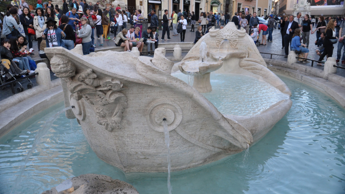 Aktivisté nalili černou tekutinu do fontány v Římě, policie je zadržela ...
